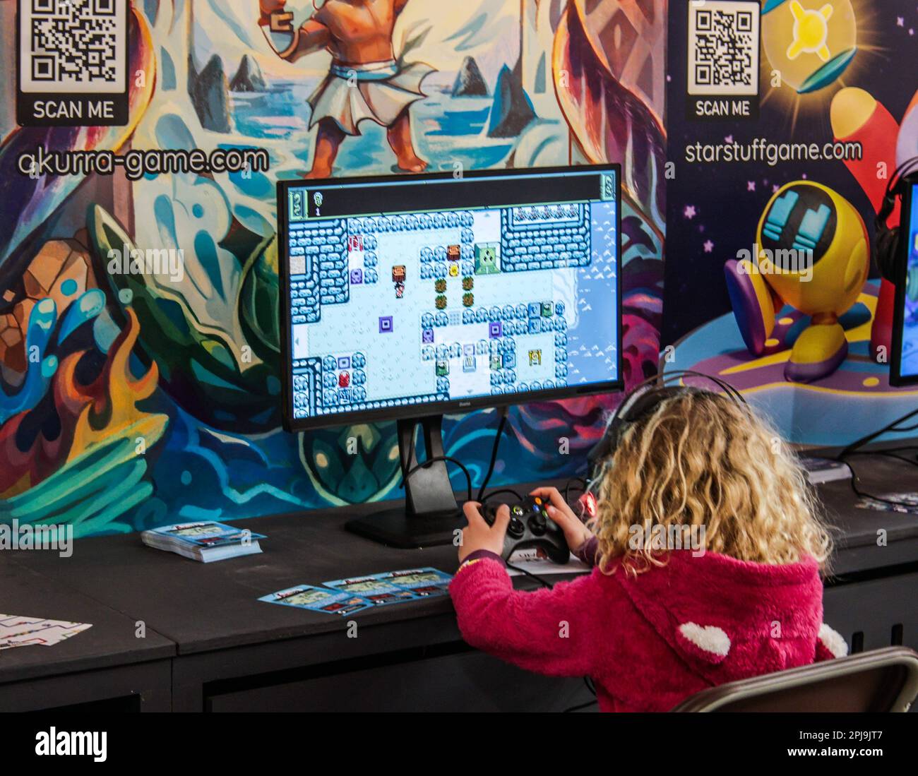 People playing computer ganes hi-res stock photography and images - Alamy