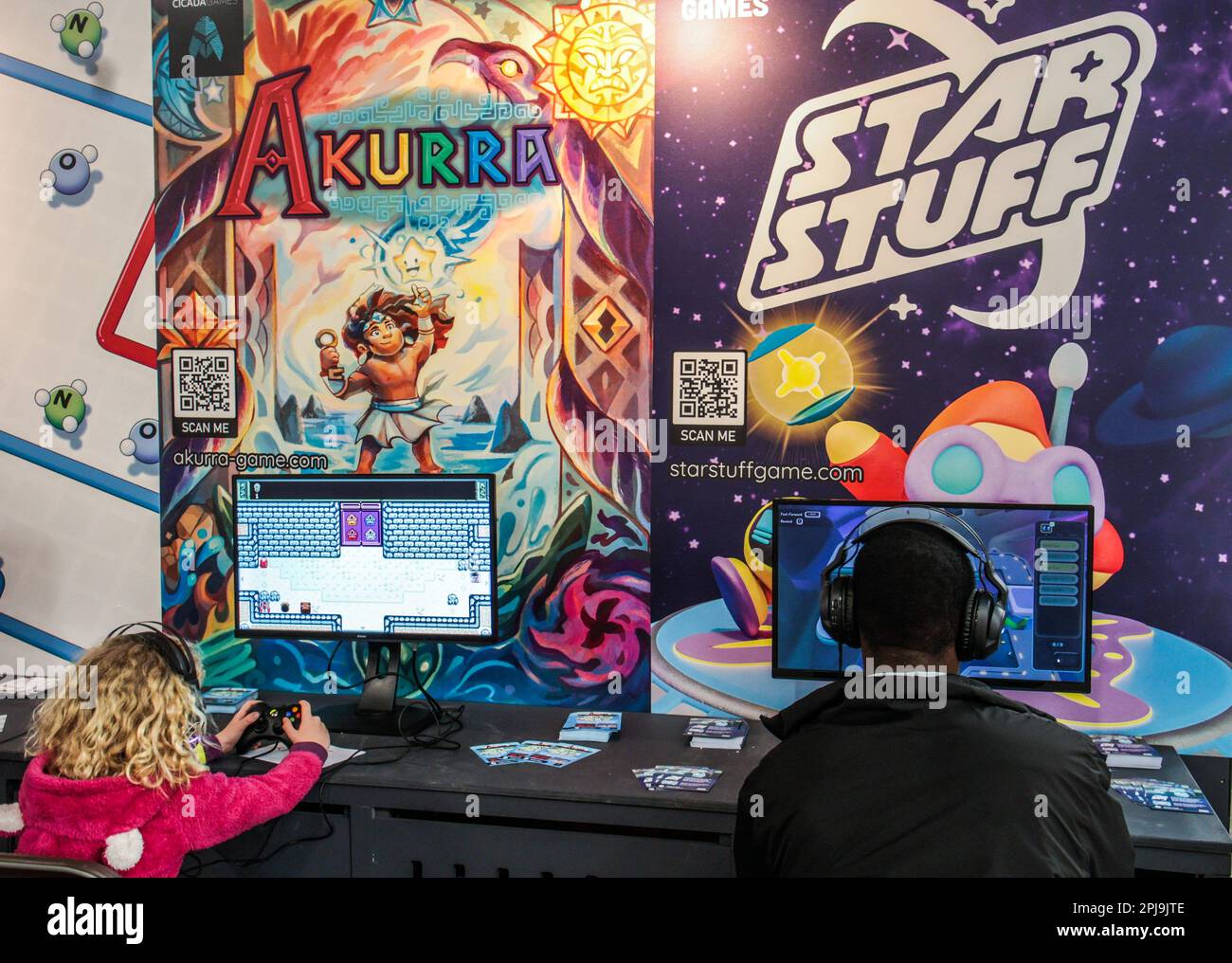 People playing computer ganes hi-res stock photography and images - Alamy