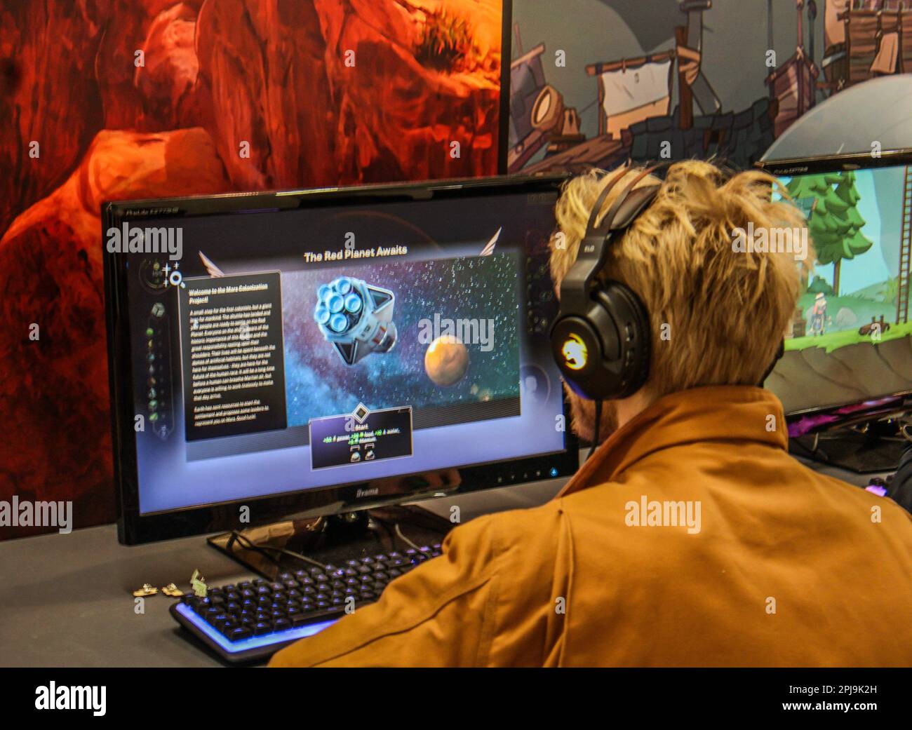 People playing computer ganes hi-res stock photography and images - Alamy