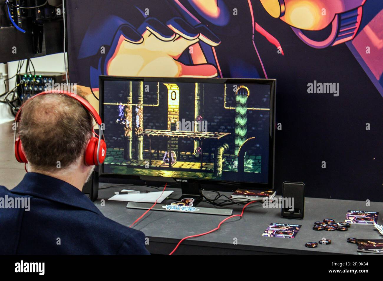 People playing computer ganes hi-res stock photography and images - Alamy