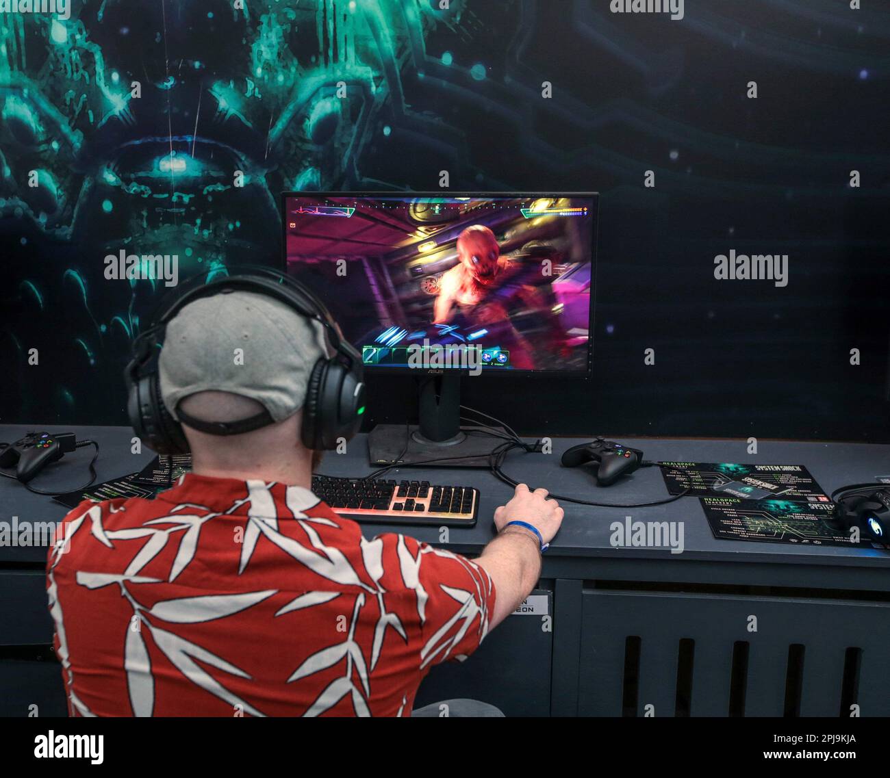 People playing computer ganes hi-res stock photography and images - Alamy