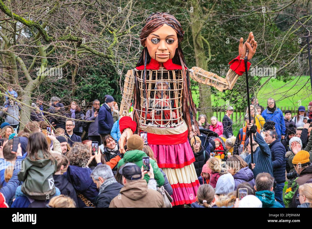 Refugee stand hi-res stock photography and images - Alamy