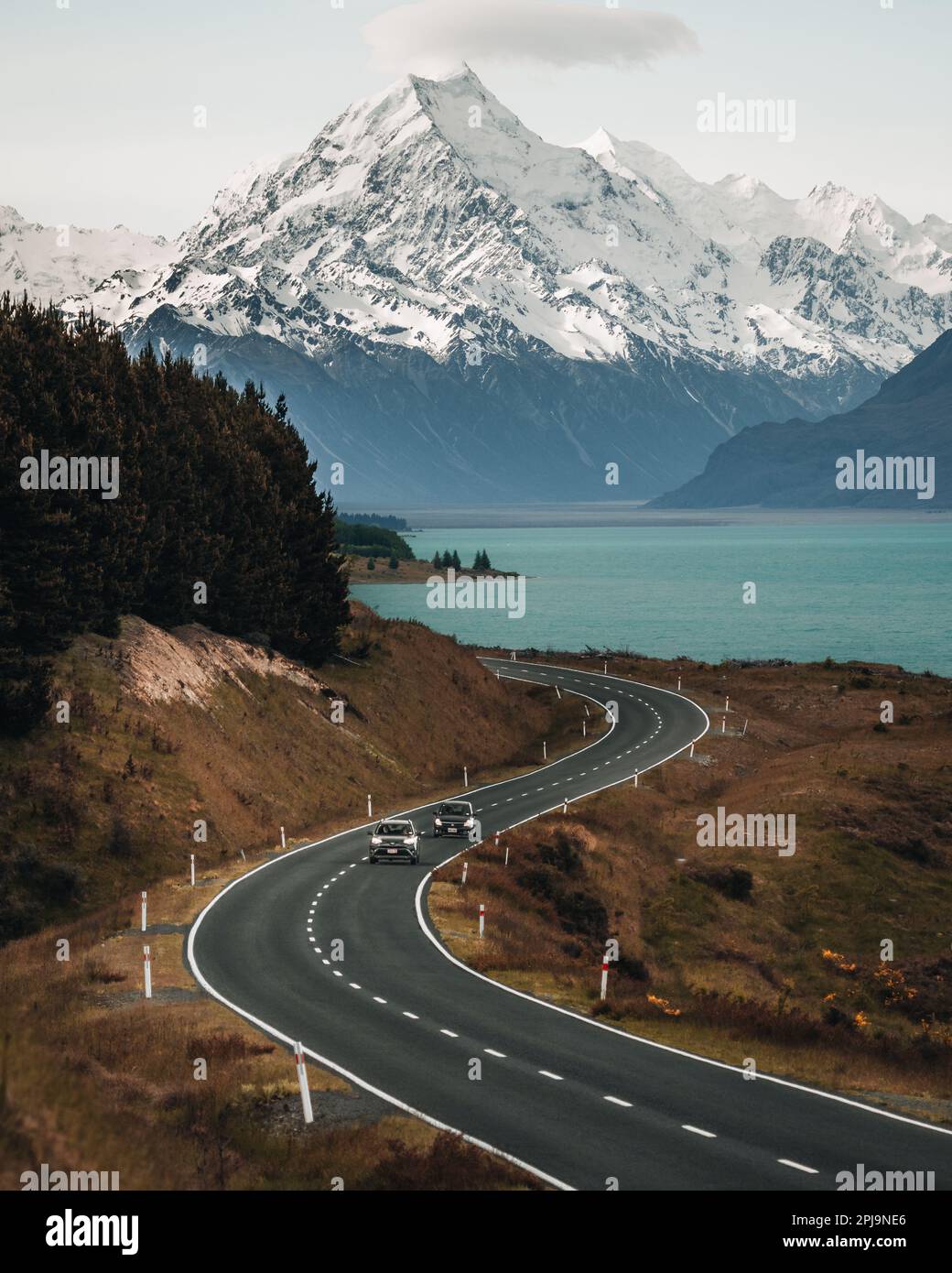Scenic winding road along Lake Pukaki to Mount Cook National Park ...
