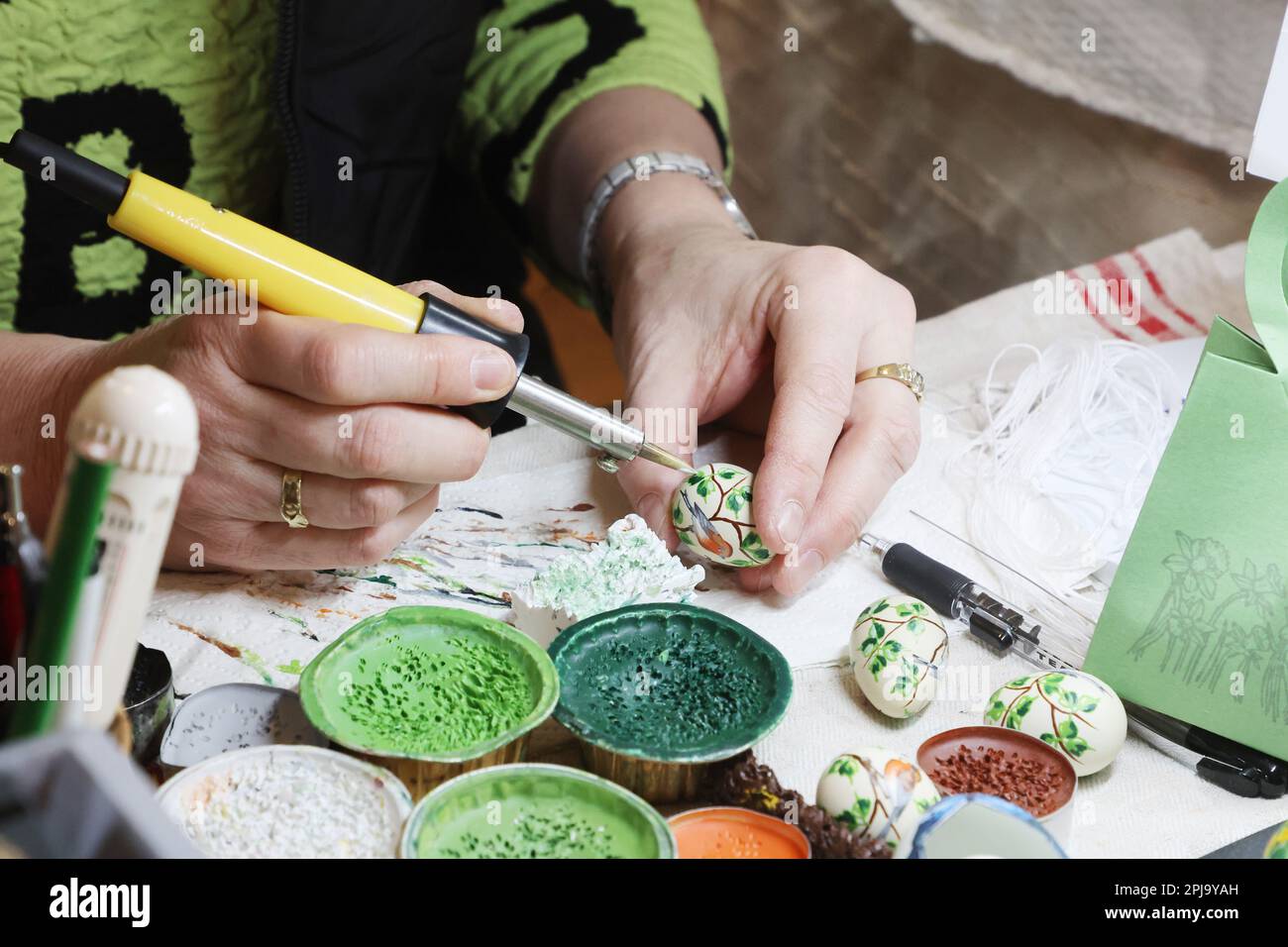 Gotha, Germany. 01st Apr, 2023. Marion Hintzsche paints an Easter egg ...