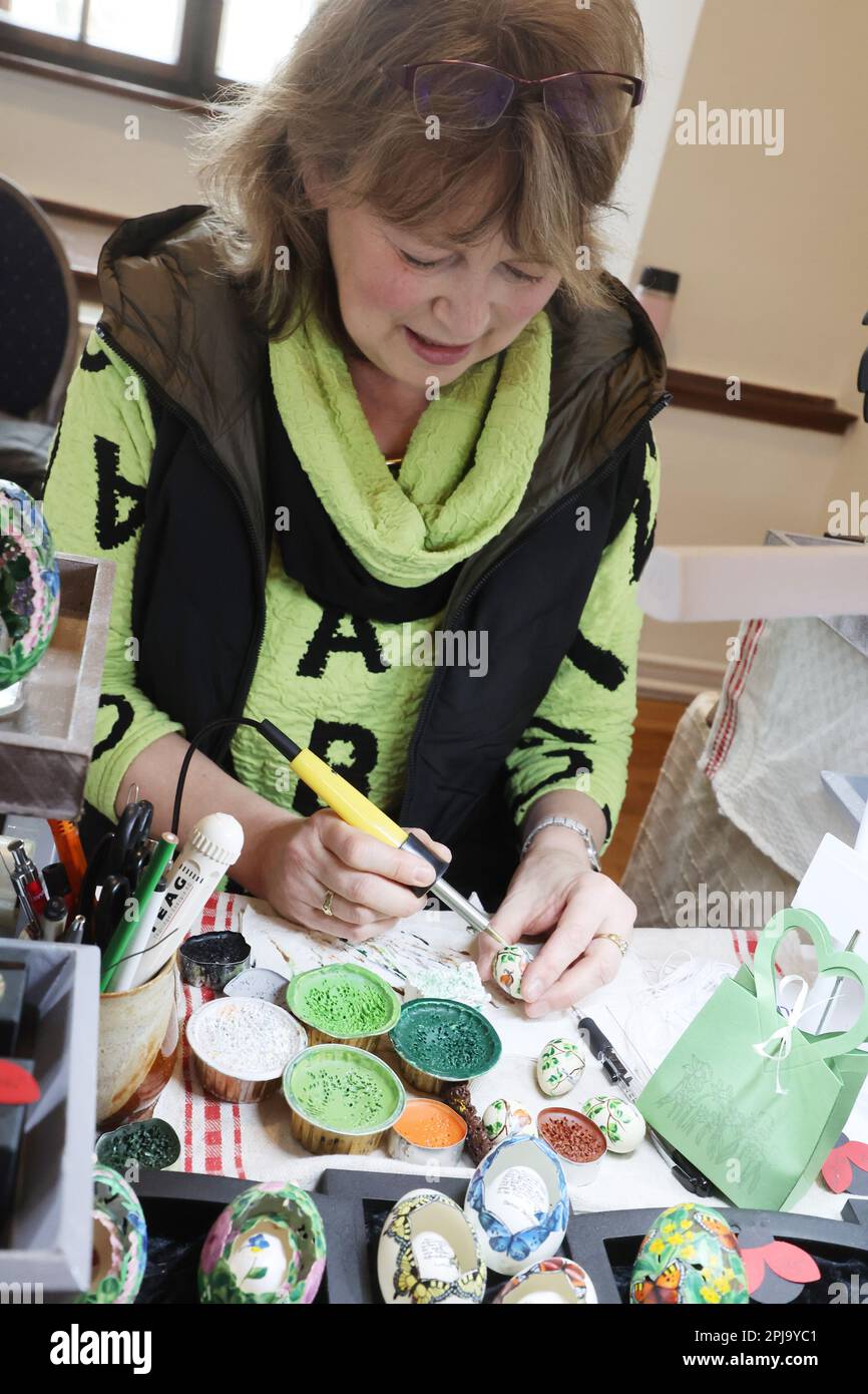 Gotha, Germany. 01st Apr, 2023. Marion Hintzsche paints an Easter egg ...