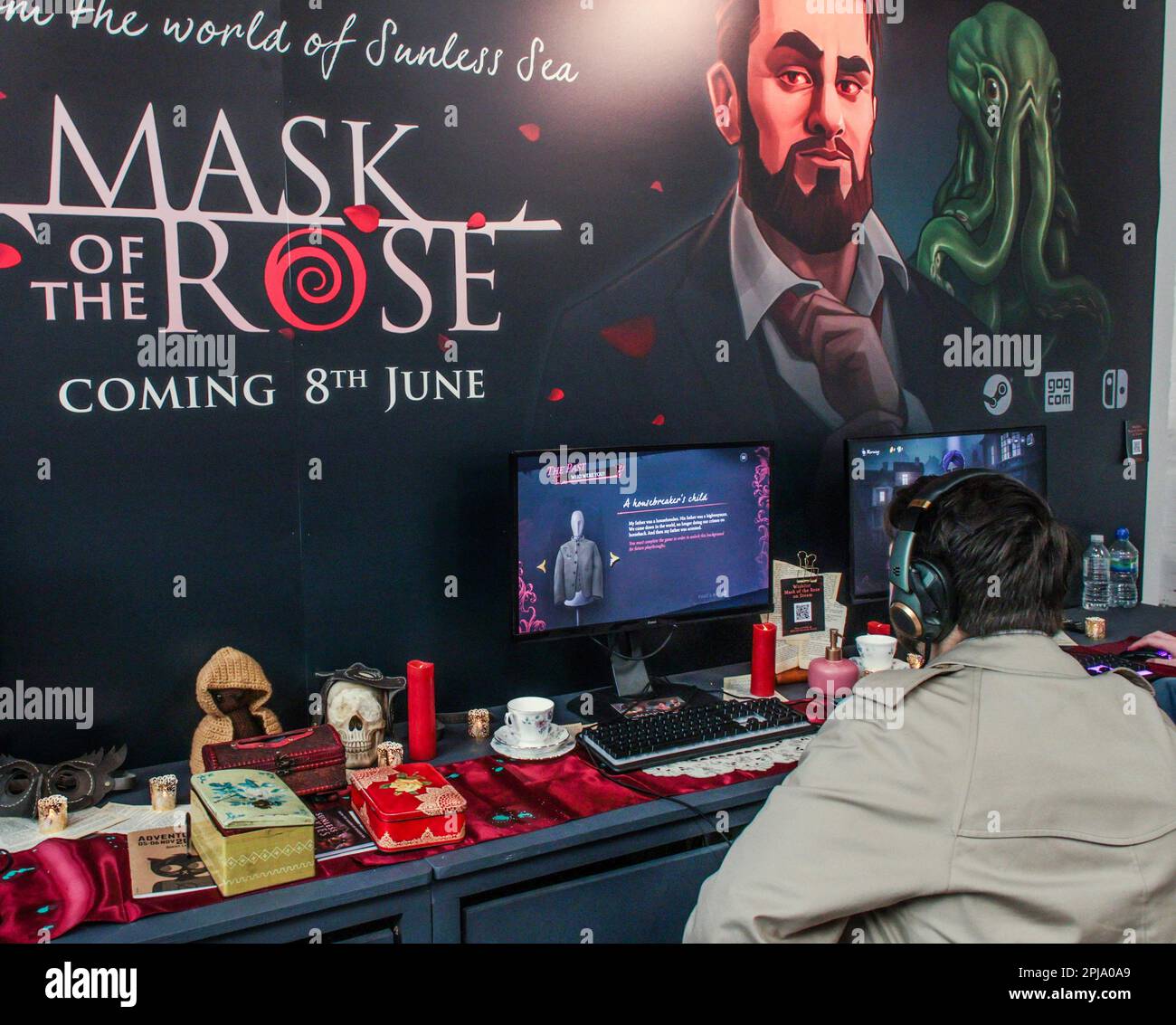 People playing computer ganes hi-res stock photography and images - Alamy