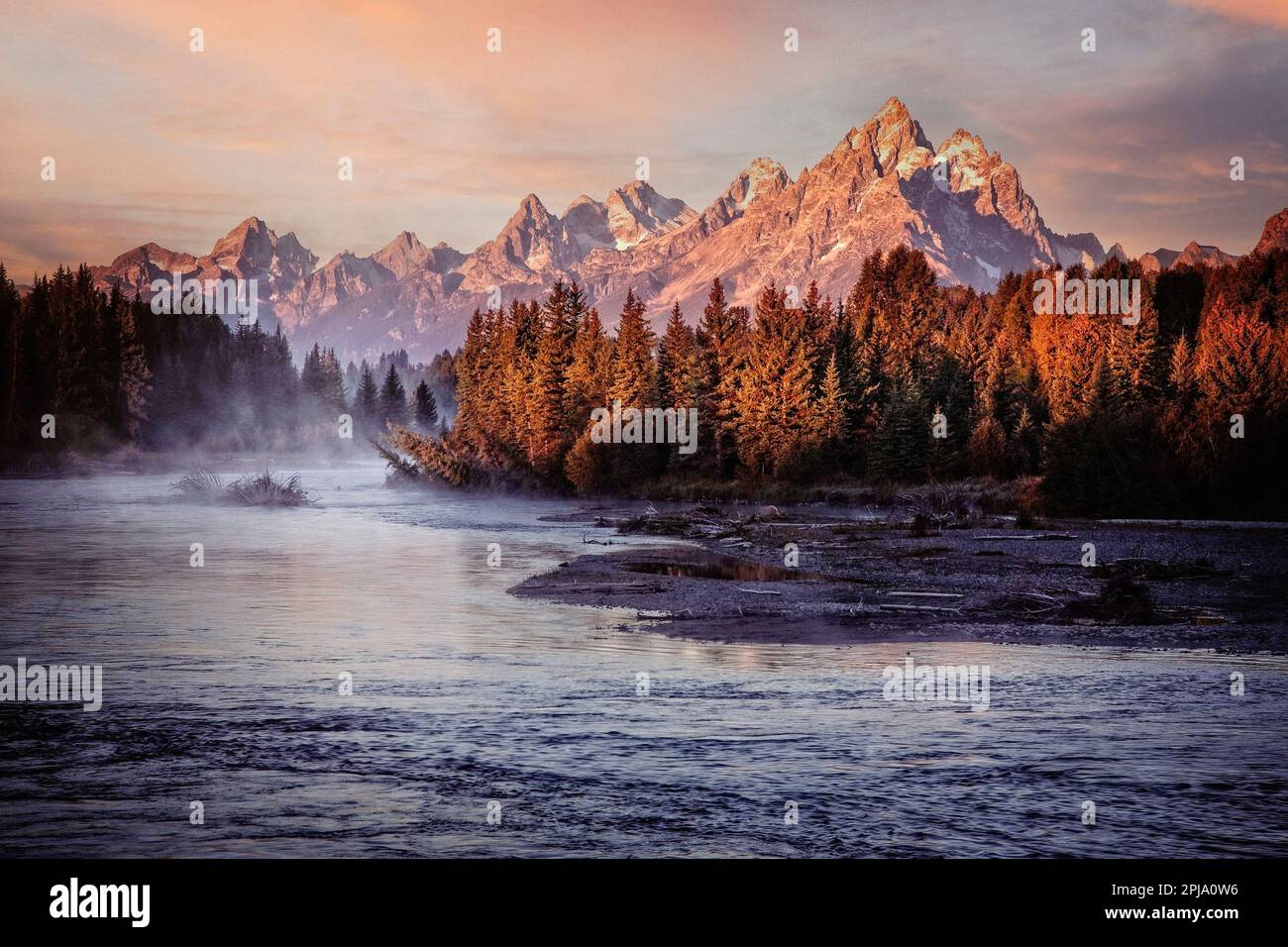 Sunrise breaks over the Snake River and the Tetons of Grand Teton ...