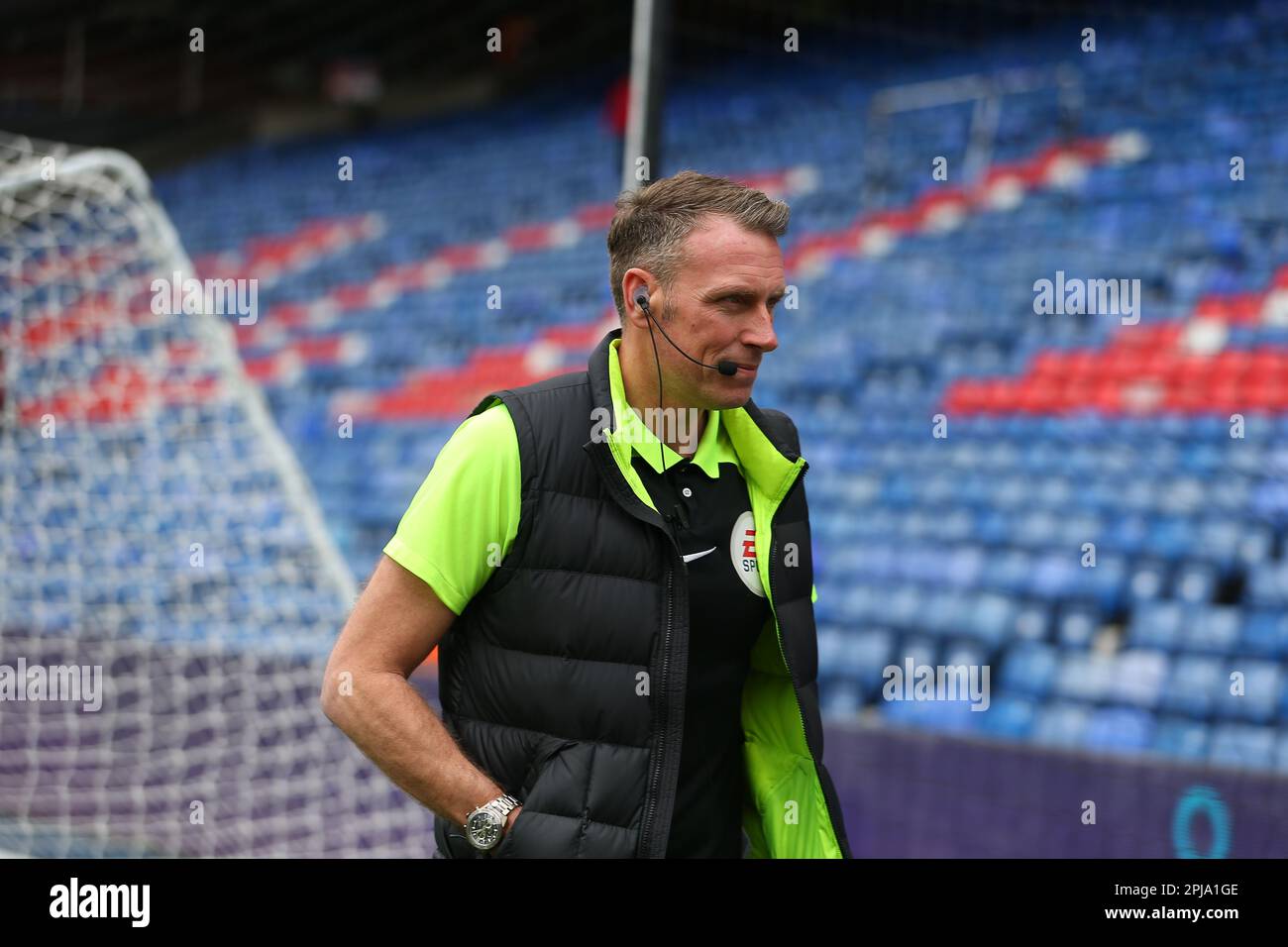 Assistant referee scott ledger hi-res stock photography and images - Alamy