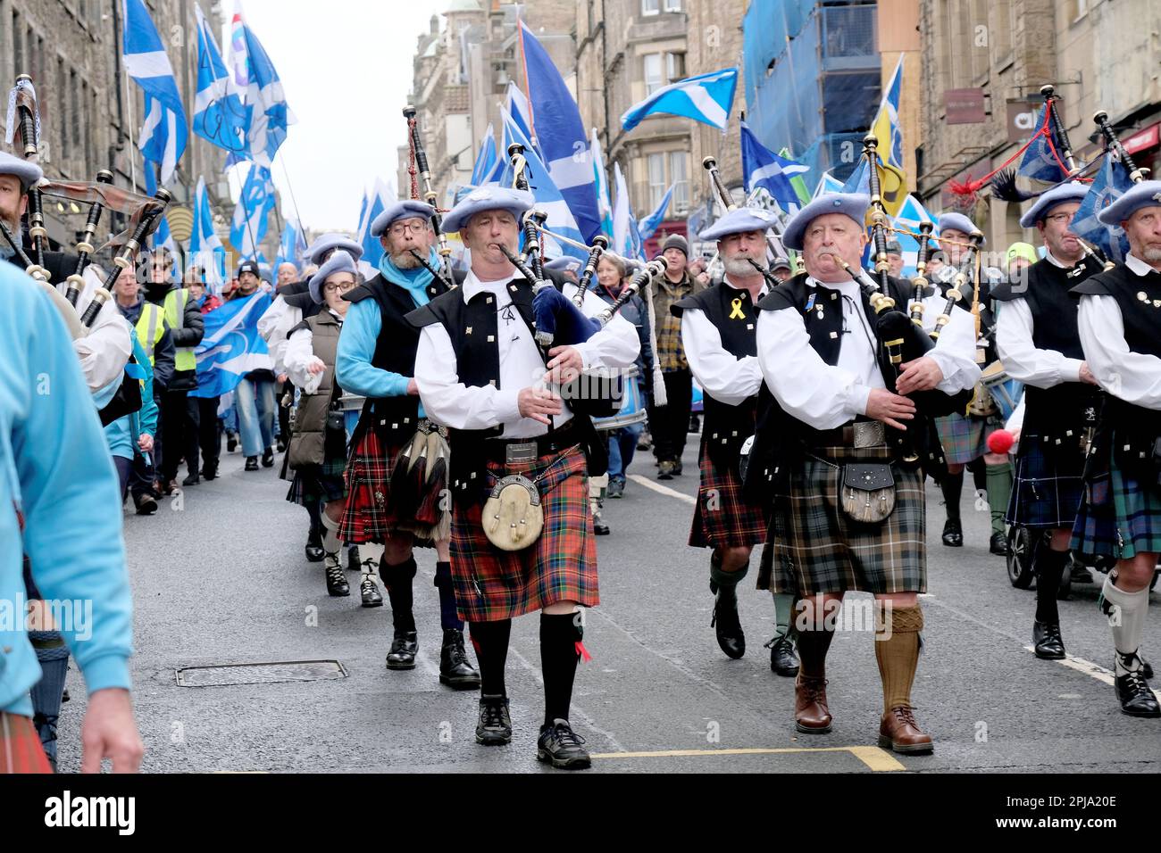 Scottish independence flags hi-res stock photography and images - Alamy