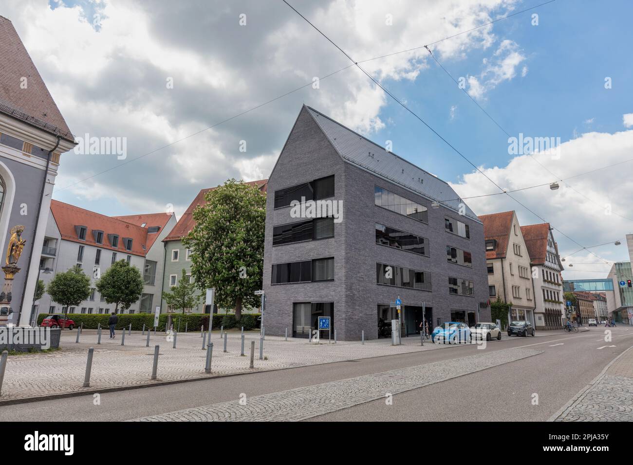 Modern office building built in traditional form in Neu Strasse ...