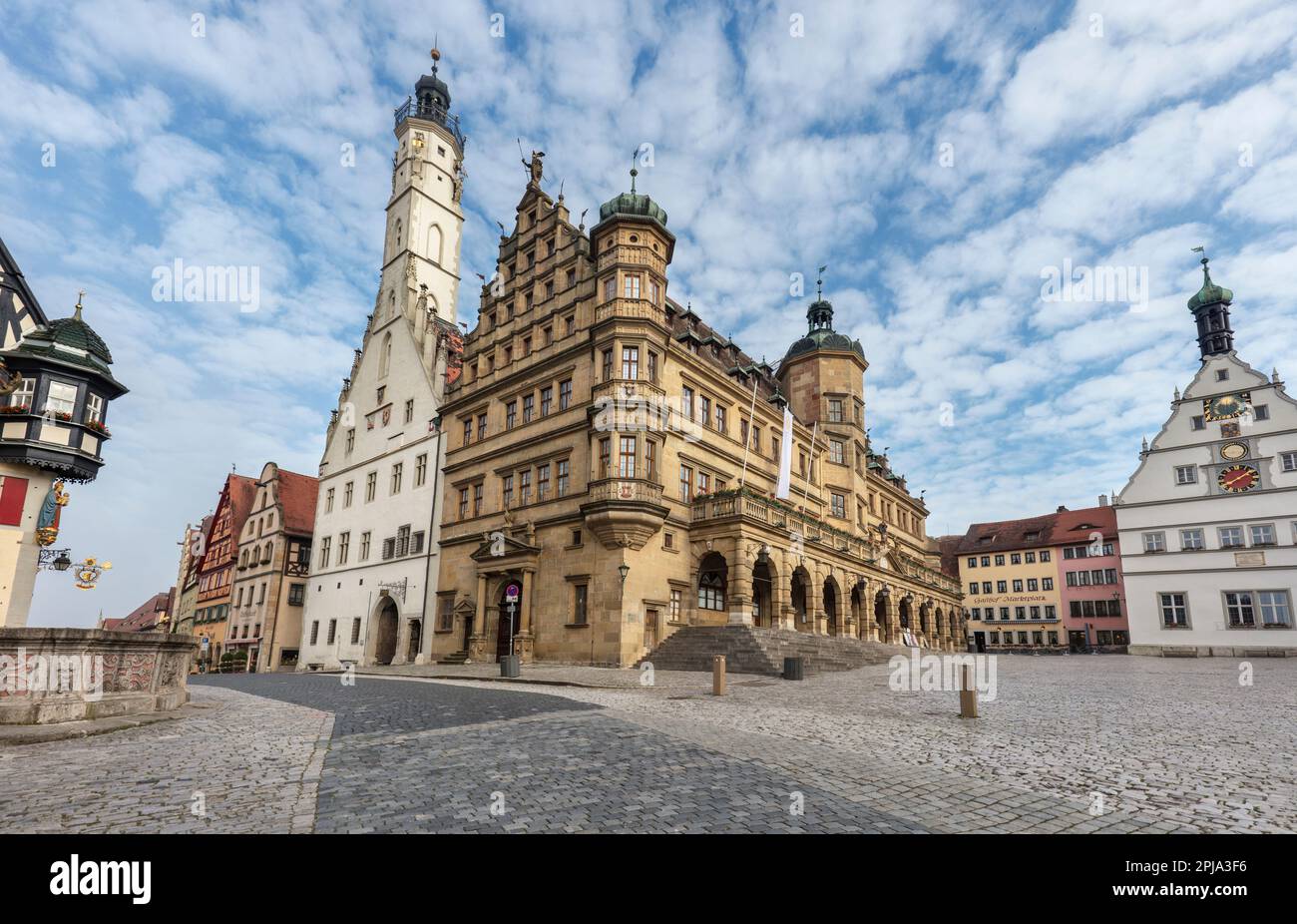 14th century renaissance, gothic style town hall, Rathaus in market ...
