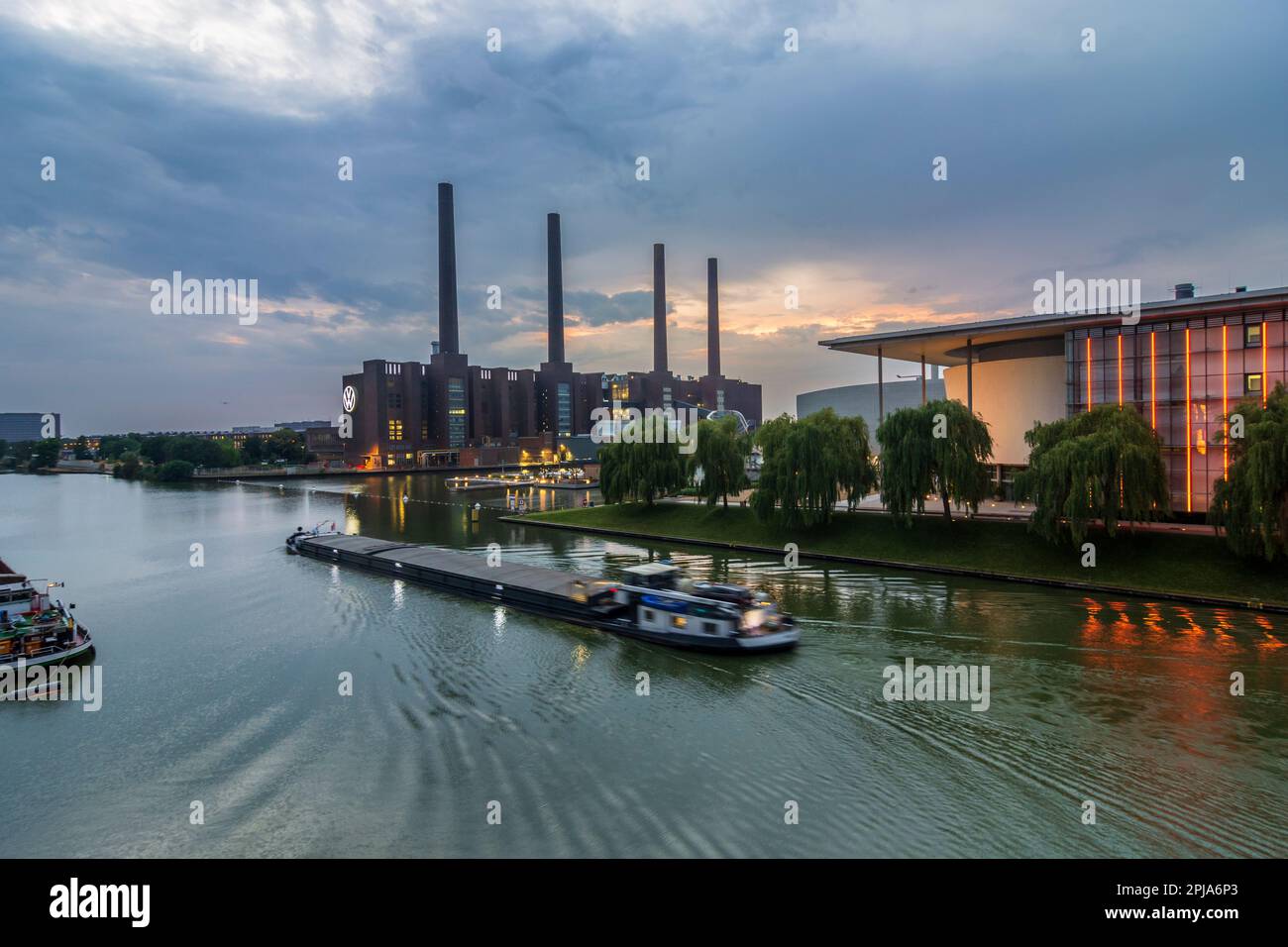 Wolfsburg: Autostadt visitor attraction house Konzernforum adjacent to ...