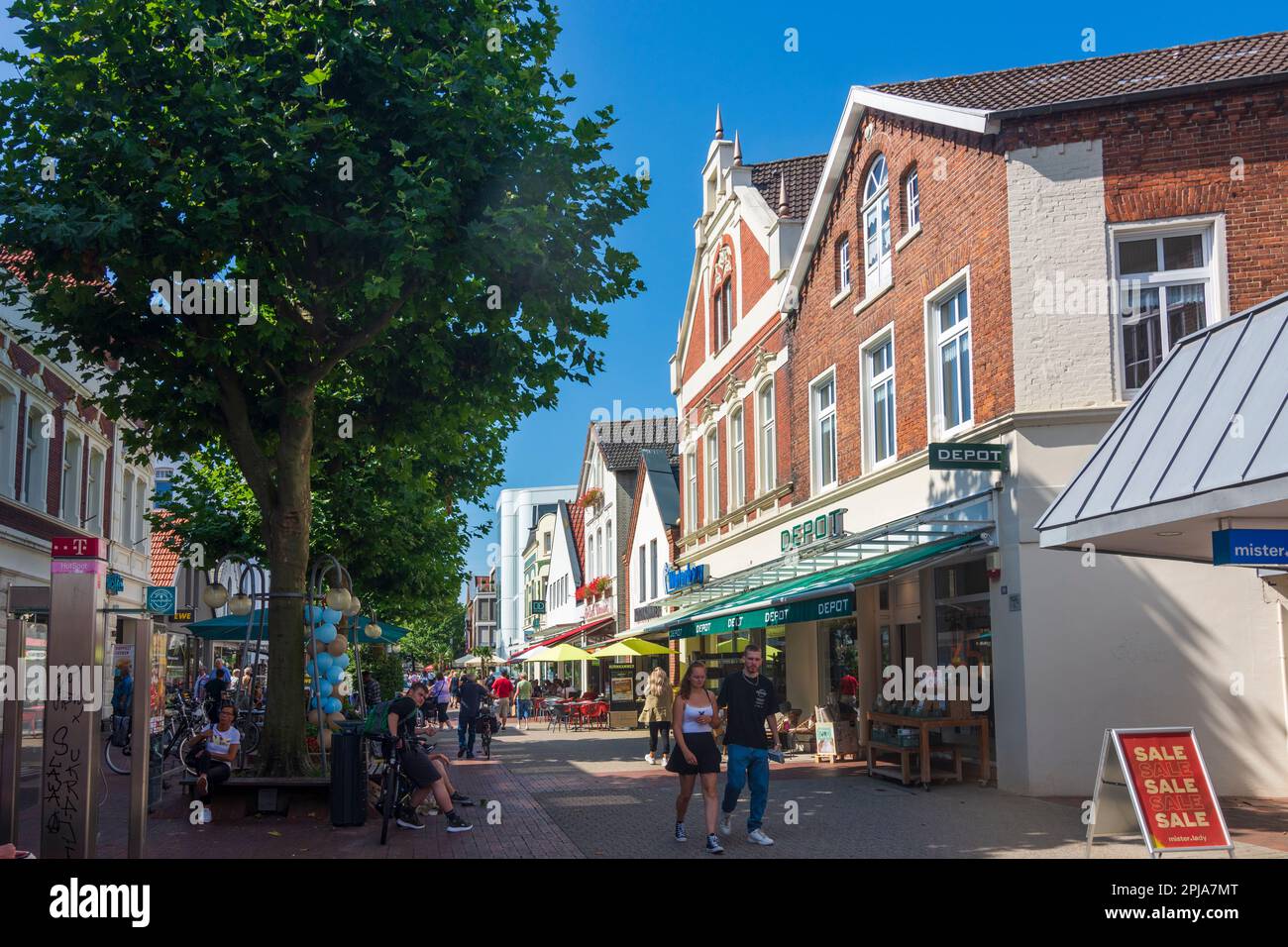 Leer: street Mühlenstraße, pedestrian zone in Ostfriesland ...