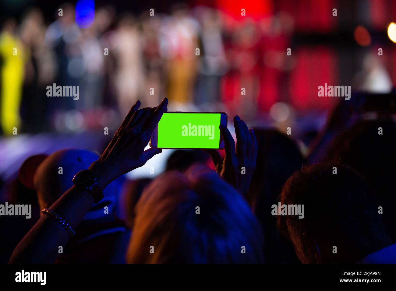 Filming a concert with his smartphone Stock Photo - Alamy