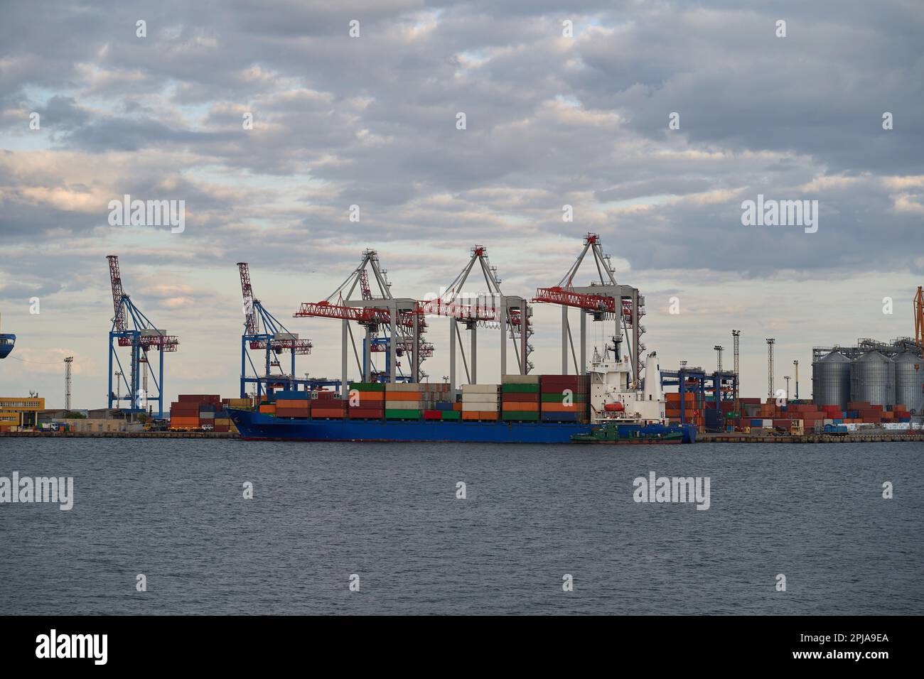 Terminal containers wharf hi-res stock photography and images - Alamy
