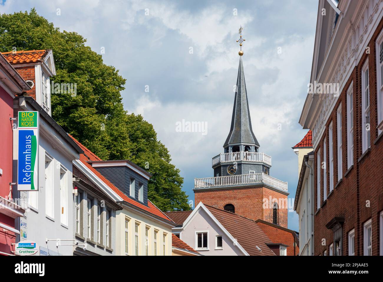 Aurich: Old Town, church Lambertikirche, street Burgstraße in ...
