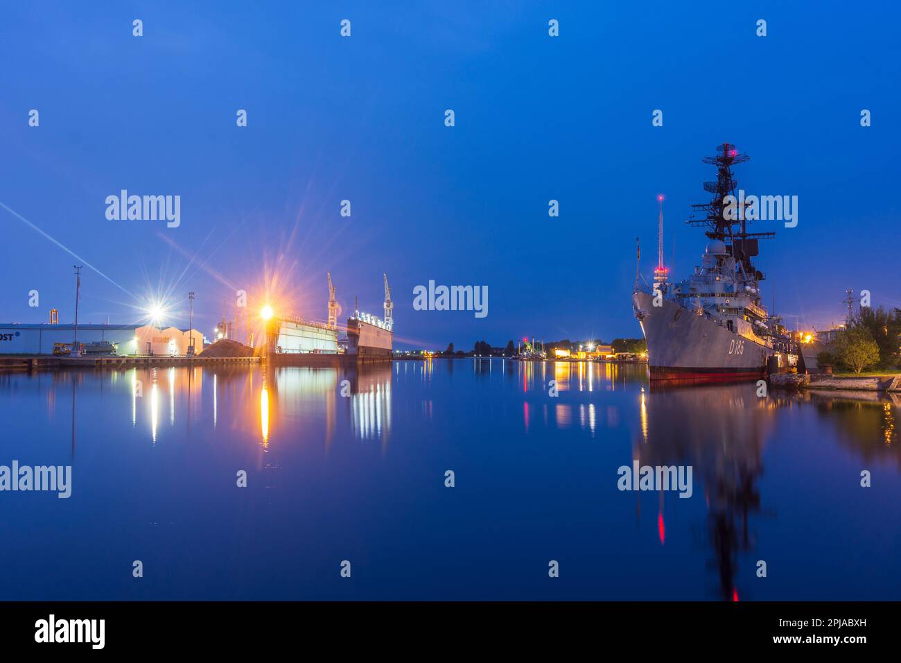 Wilhelmshaven: port Innenhafen, war ships in Deutsches Marinemuseum ...