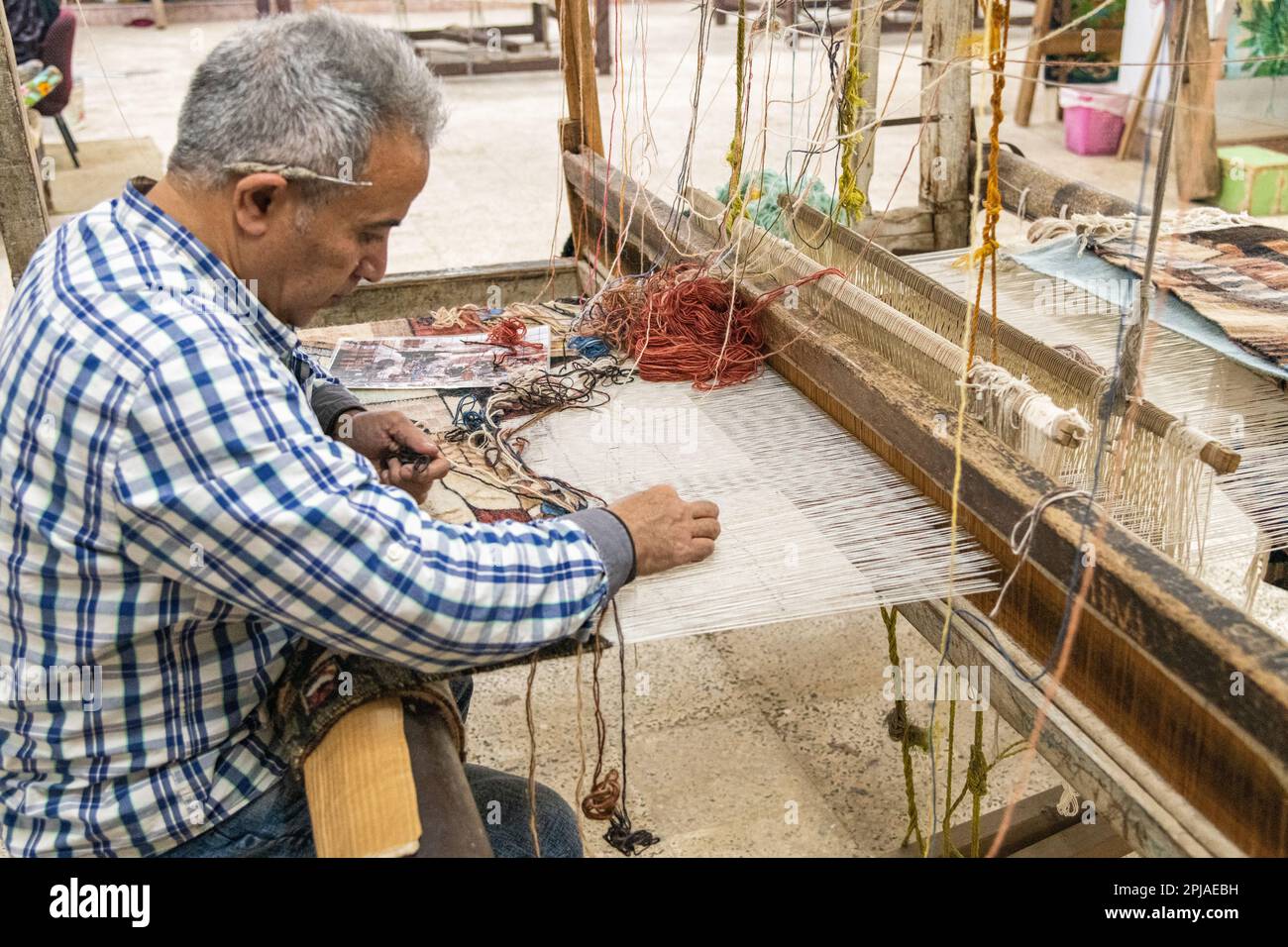 Man weaving rug hi-res stock photography and images - Alamy