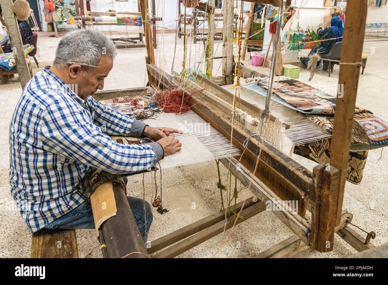 Man weaving rug hi-res stock photography and images - Alamy