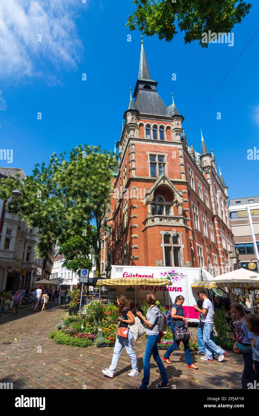 Oldenburg: Old Town Hall, weekly market at square Markt, Old Town in ...