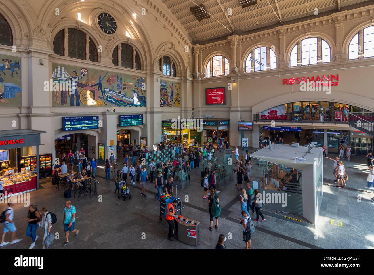 Bremen: Bremen Hauptbahnhof main railway station, hall in , Bremen ...