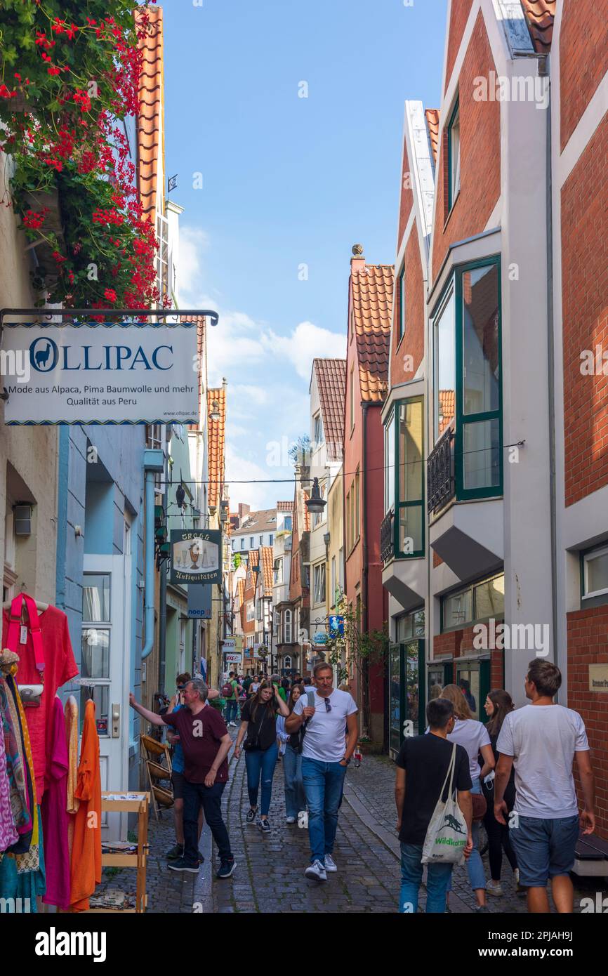 Bremen: neighbourhood Schnoor (Schnoorviertel), narrow alley, people ...