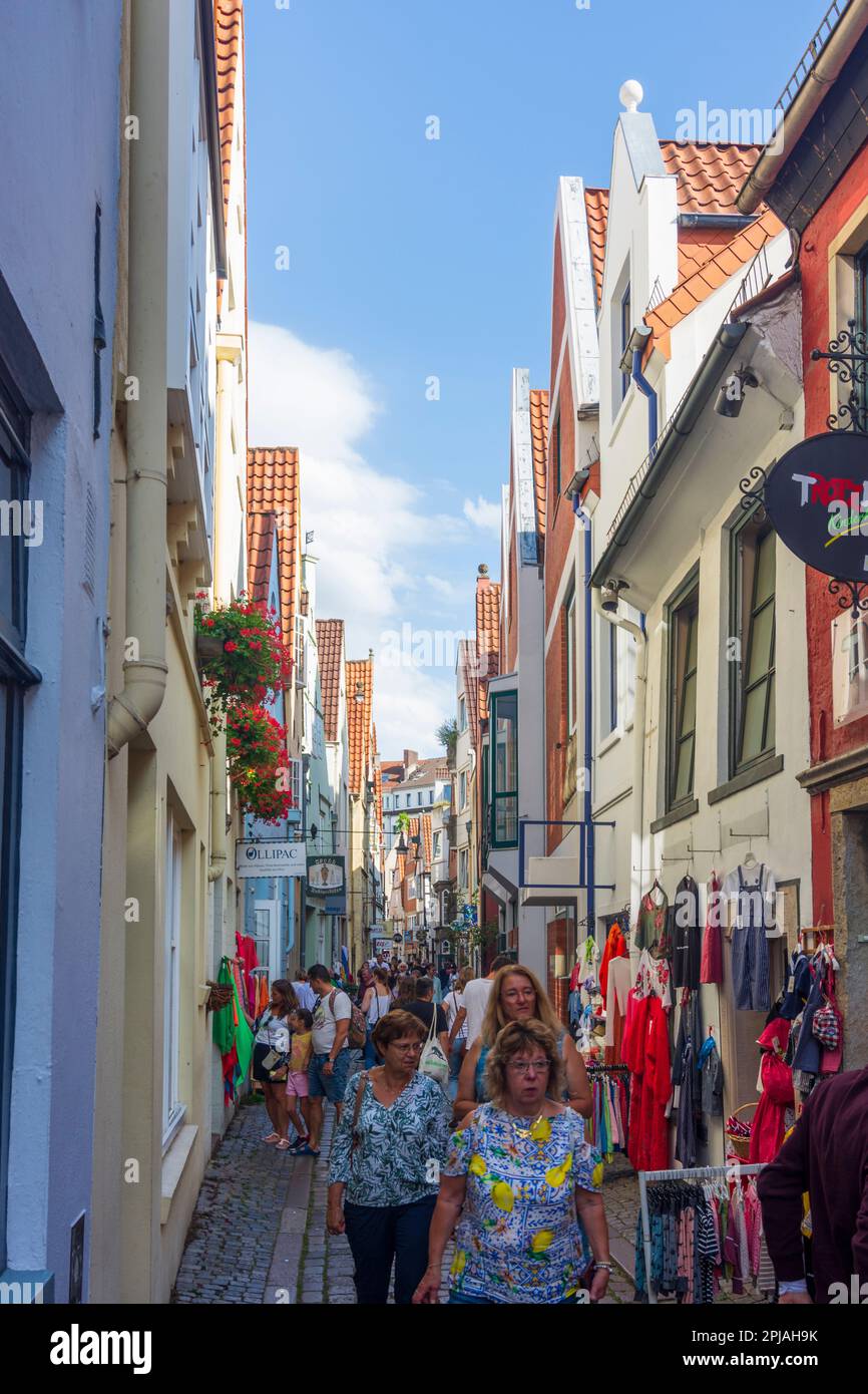 Bremen: neighbourhood Schnoor (Schnoorviertel), narrow alley, people ...