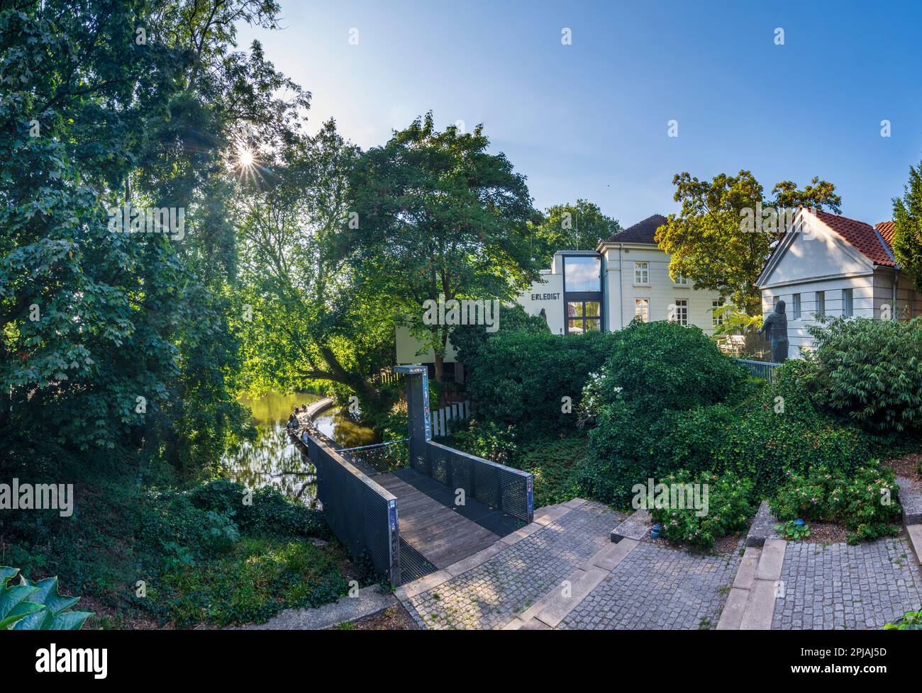 Bremen: pond Stadtgraben, museum Gerhard-Marcks-Haus, footbridge Paula ...