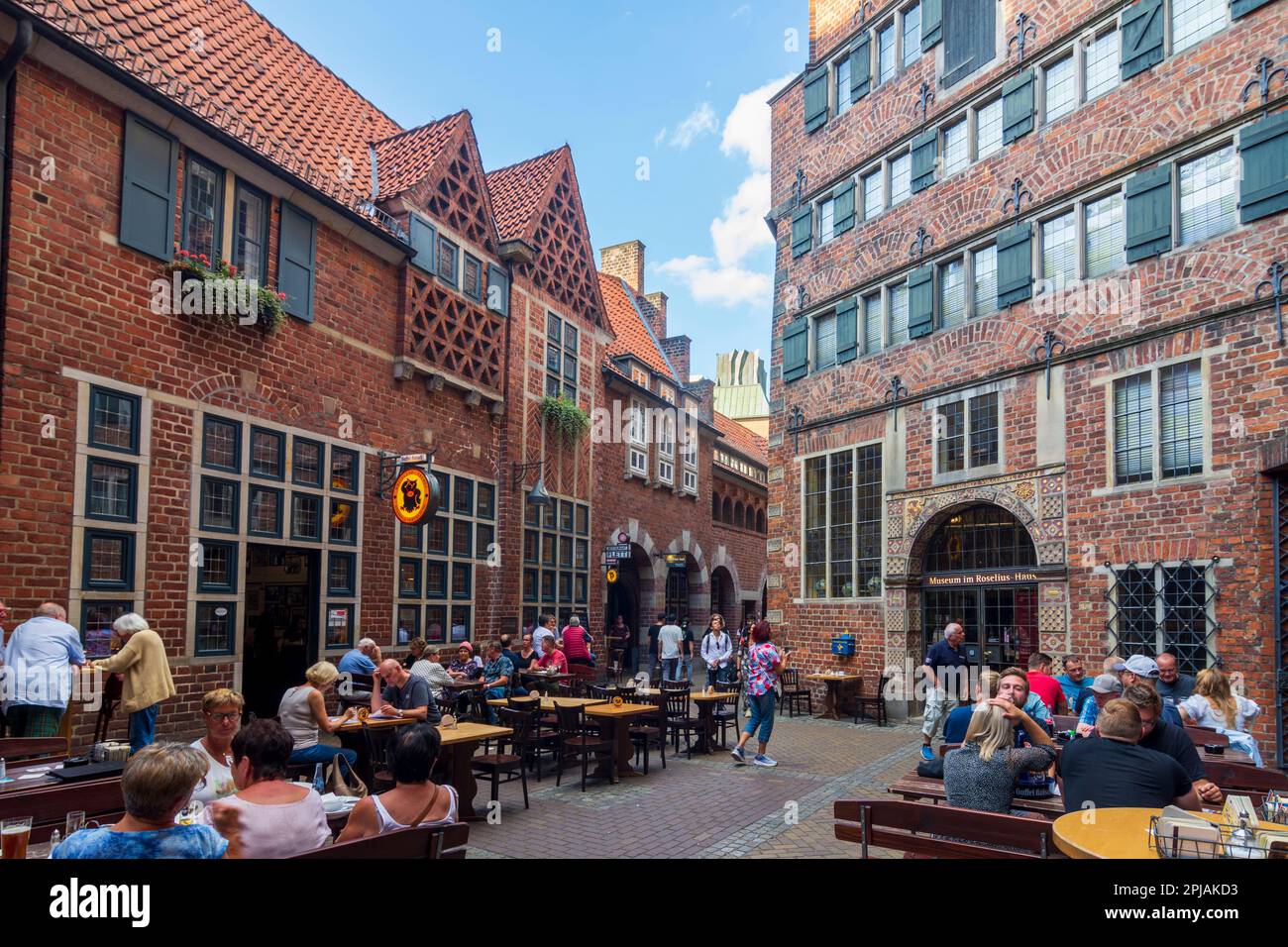 Bremen: Ludwig Roselius Museum in street Böttcherstraße, houses in ...