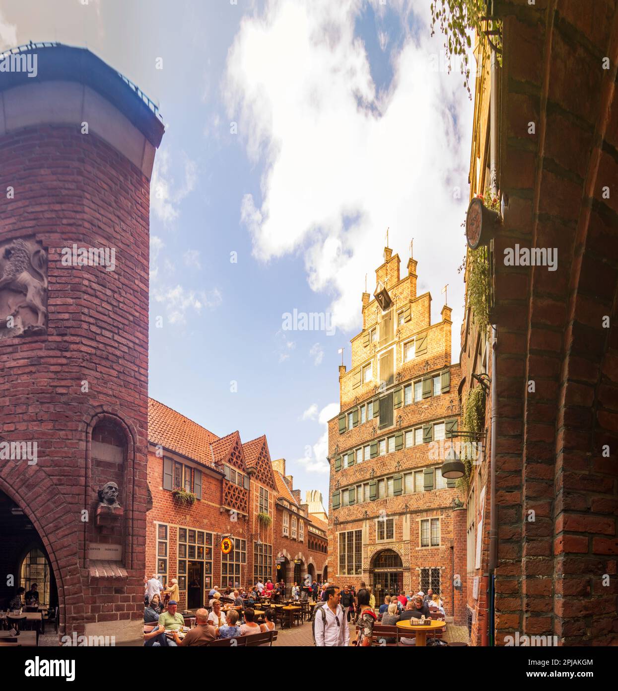 Bremen: Ludwig Roselius Museum in street Böttcherstraße, houses in ...