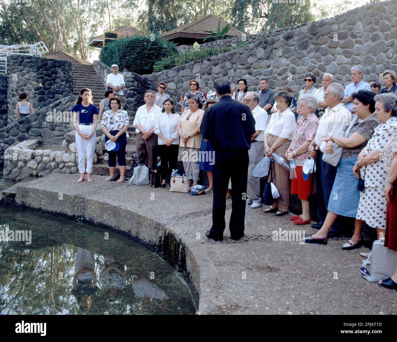 RIO JORDAN-LUGAR DE BAUTISMO DE PEREGRINOS-FIELES Y SACERDOTE - FOTO ...