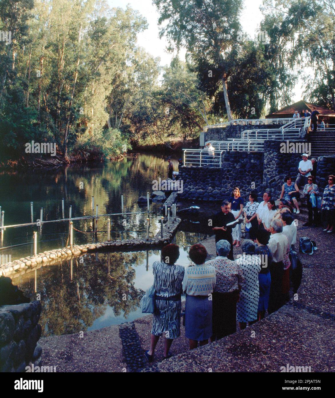 RIO JORDAN-LUGAR DE BAUTISMO DE PEREGRINOS CON GRUPO DE PERSONAS - FOTO ...