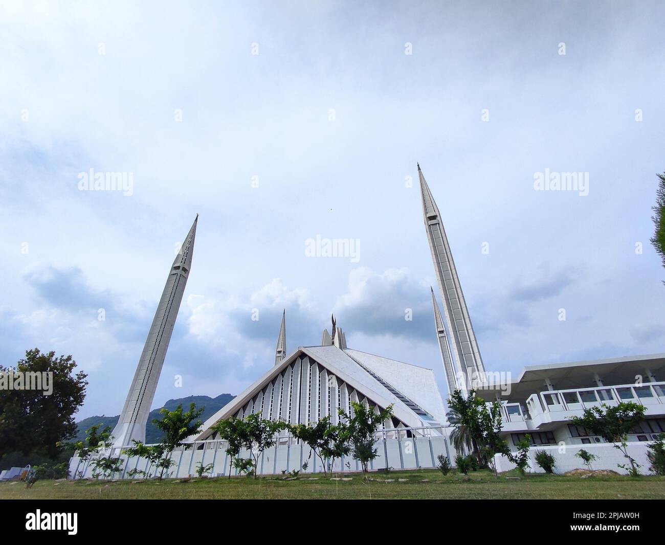 Faisal mosque on sunny day, Islamabad, Pakistan Stock Photo - Alamy