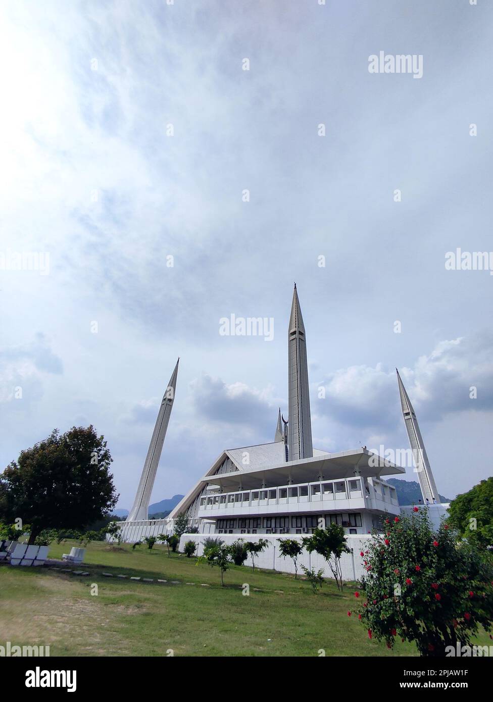 Faisal mosque on sunny day, Islamabad, Pakistan Stock Photo - Alamy