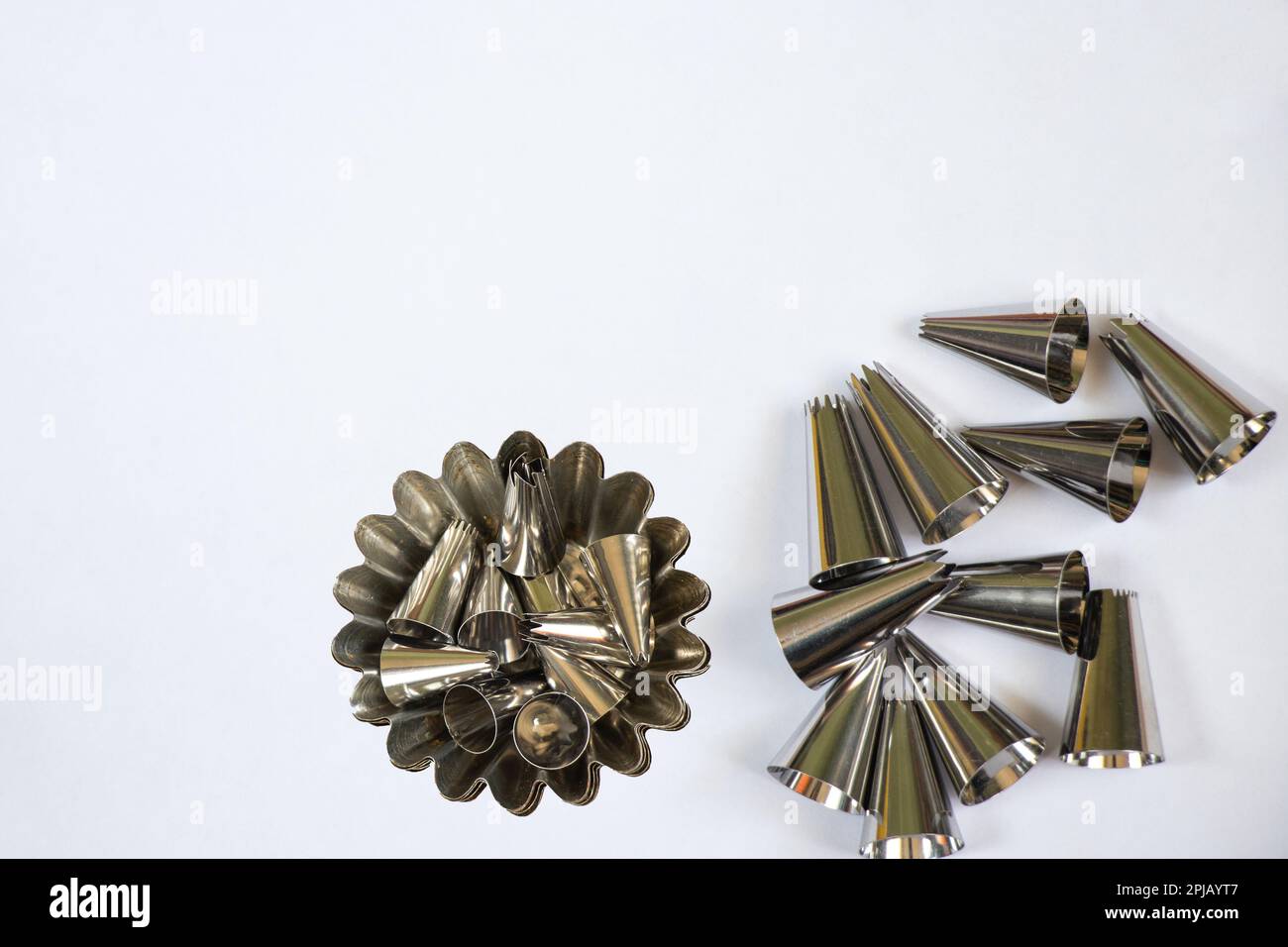 Decorating cake squeeze hi-res stock photography and images - Alamy