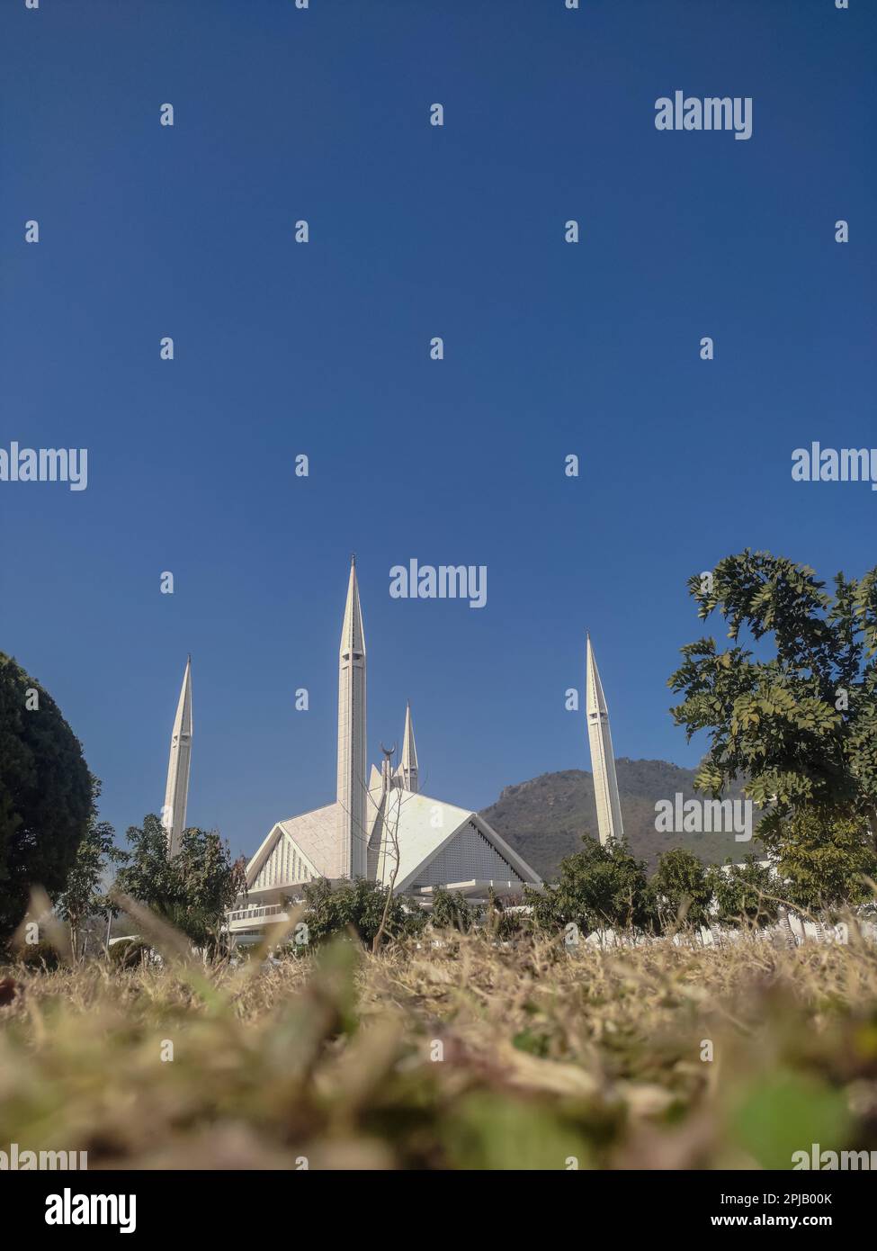 Faisal mosque on sunny day, Islamabad, Pakistan Stock Photo - Alamy