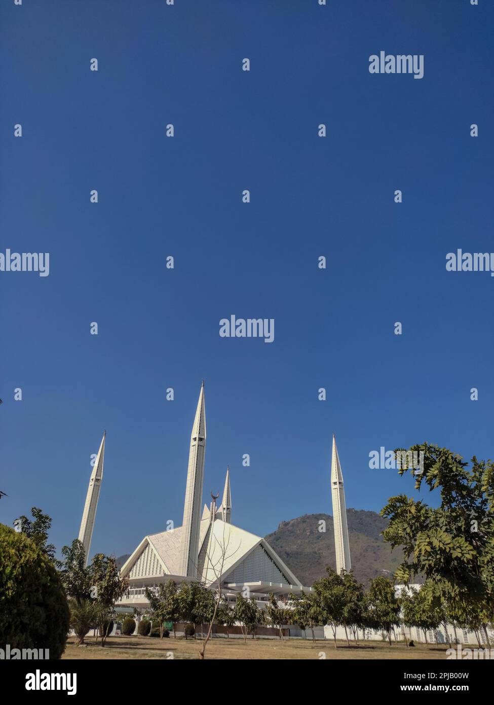 Faisal mosque on sunny day, Islamabad, Pakistan Stock Photo - Alamy