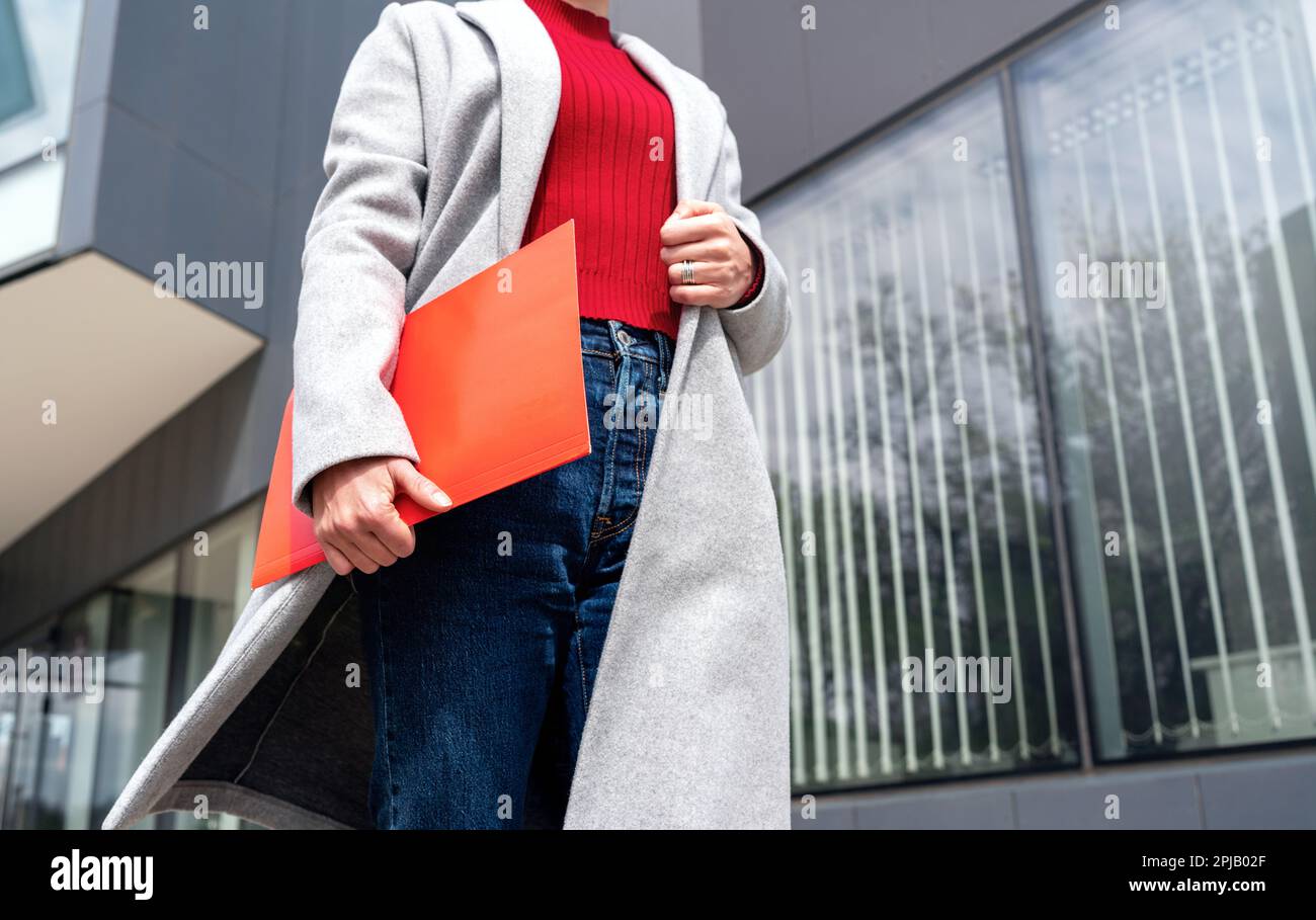 Red folder in hand of businesswoman Stock Photo - Alamy