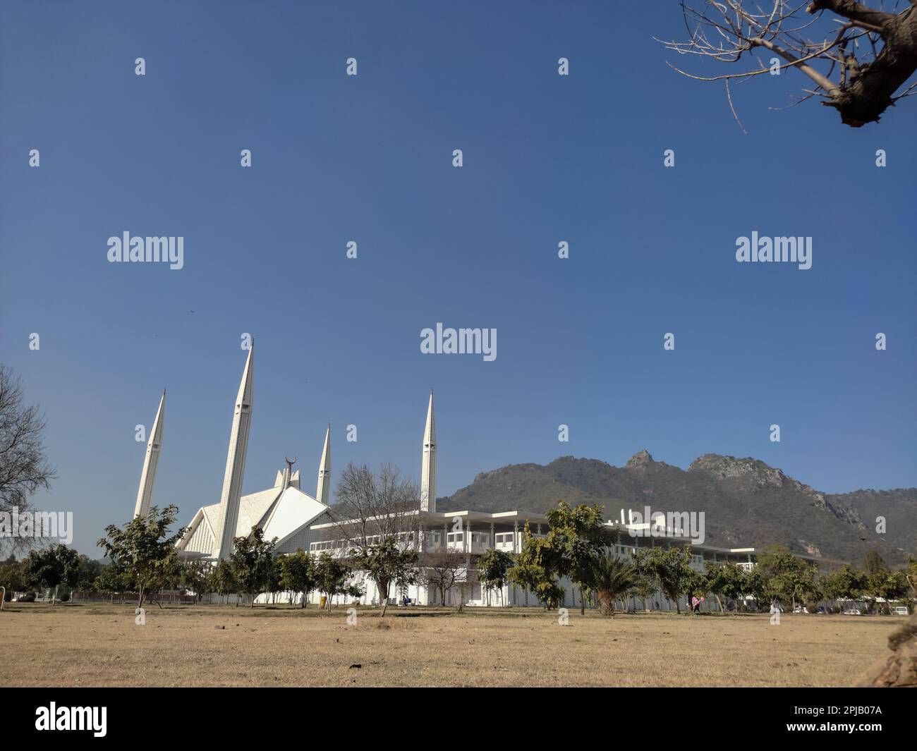 Faisal mosque on sunny day, Islamabad, Pakistan Stock Photo - Alamy