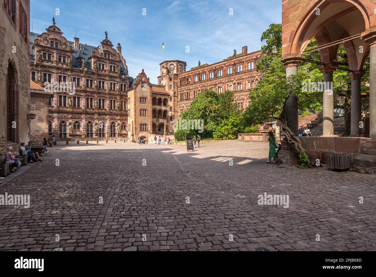 The inner courtyard of Heidelberg Castle, one of the most fascinating ...