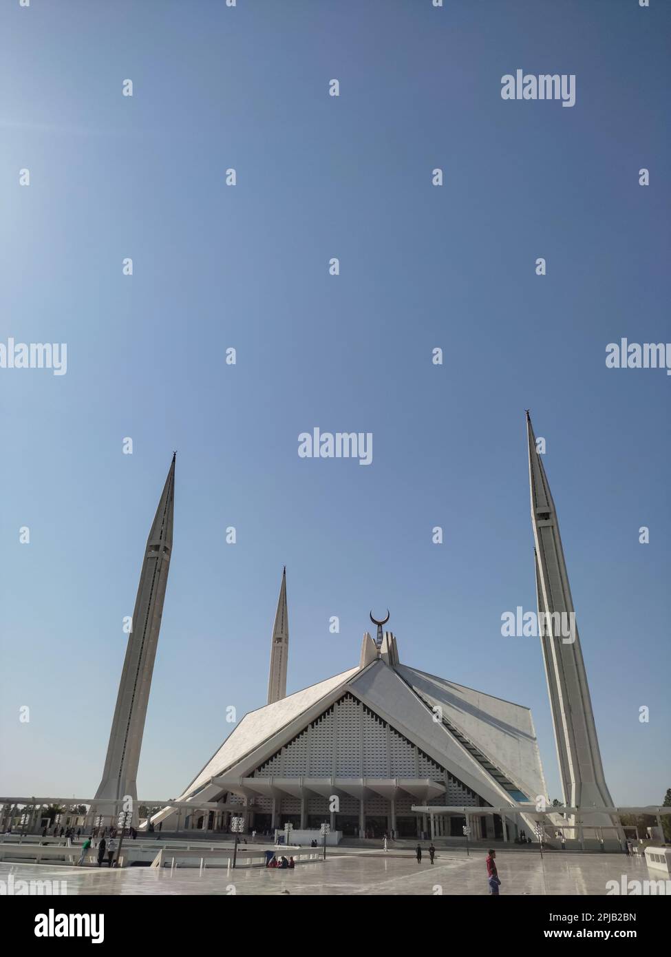 Faisal mosque on sunny day, Islamabad, Pakistan Stock Photo - Alamy