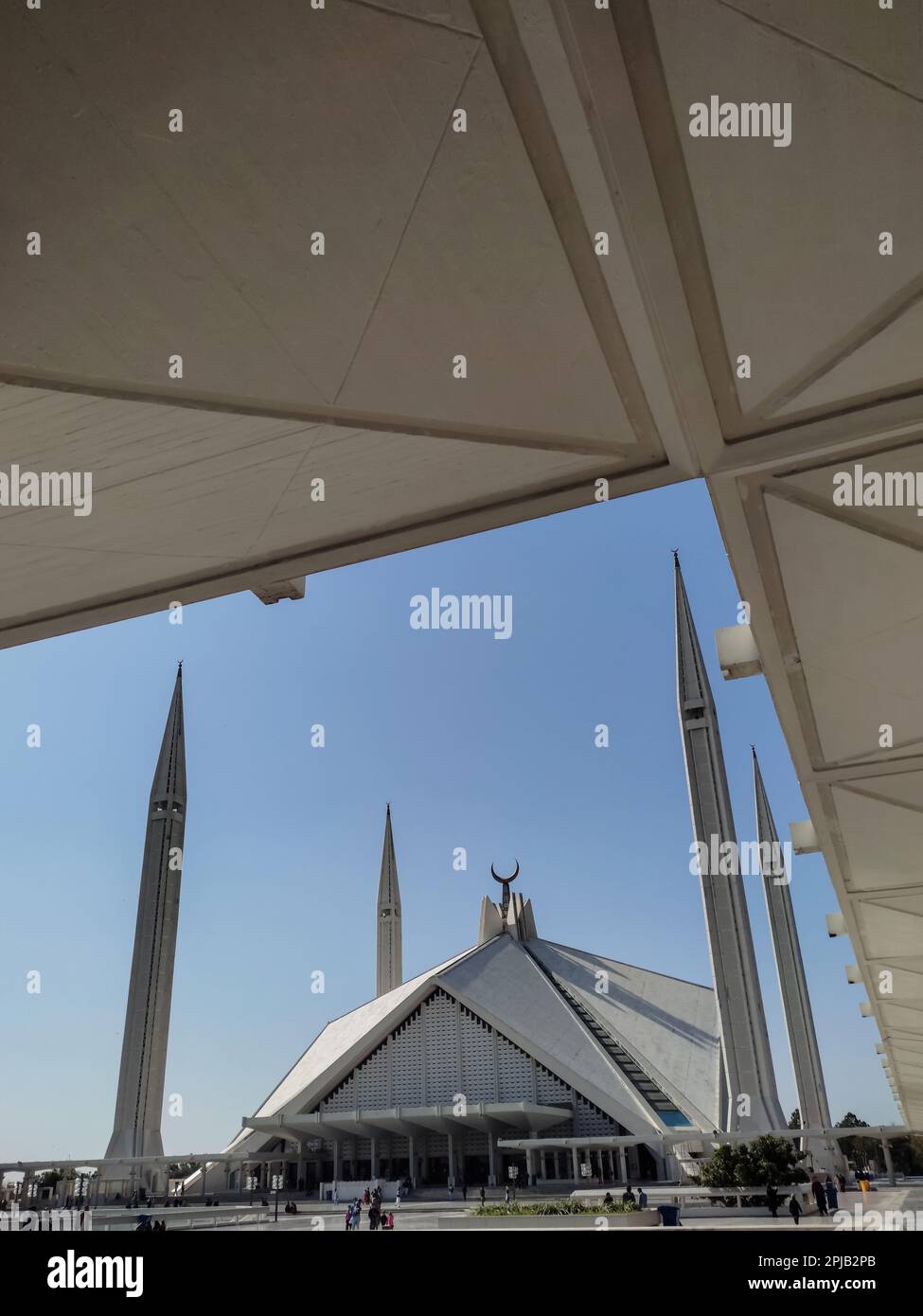 Faisal mosque on sunny day, Islamabad, Pakistan Stock Photo - Alamy