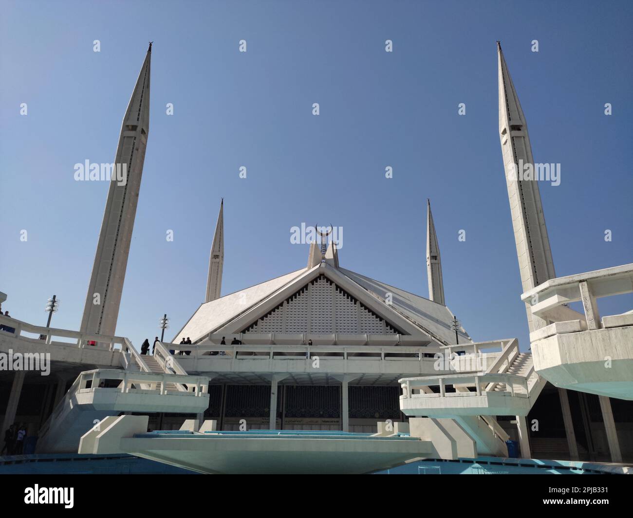 Faisal mosque on sunny day, Islamabad, Pakistan Stock Photo - Alamy