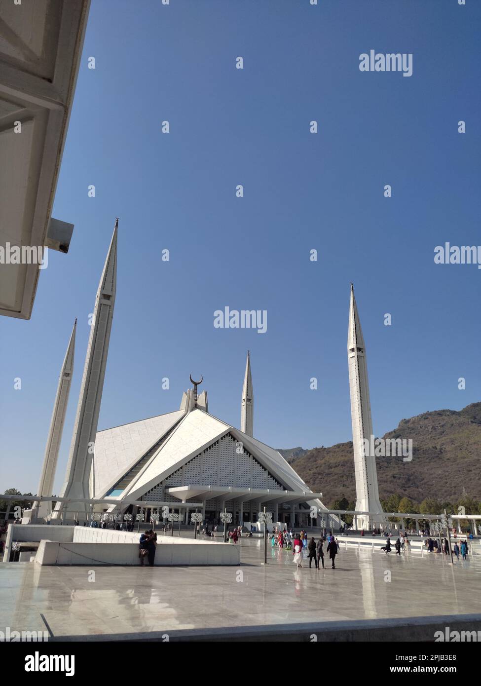 Faisal mosque on sunny day, Islamabad, Pakistan Stock Photo - Alamy