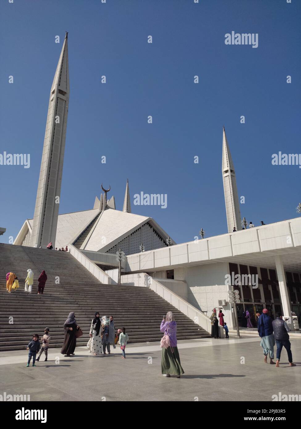Faisal mosque on sunny day, Islamabad, Pakistan Stock Photo - Alamy