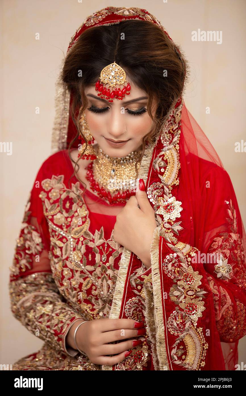 Indian bride dressed in traditional wedding clothes Stock Photo - Alamy