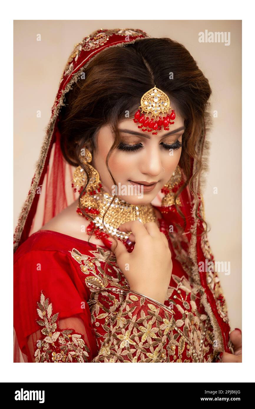 Indian bride dressed in traditional wedding clothes Stock Photo - Alamy