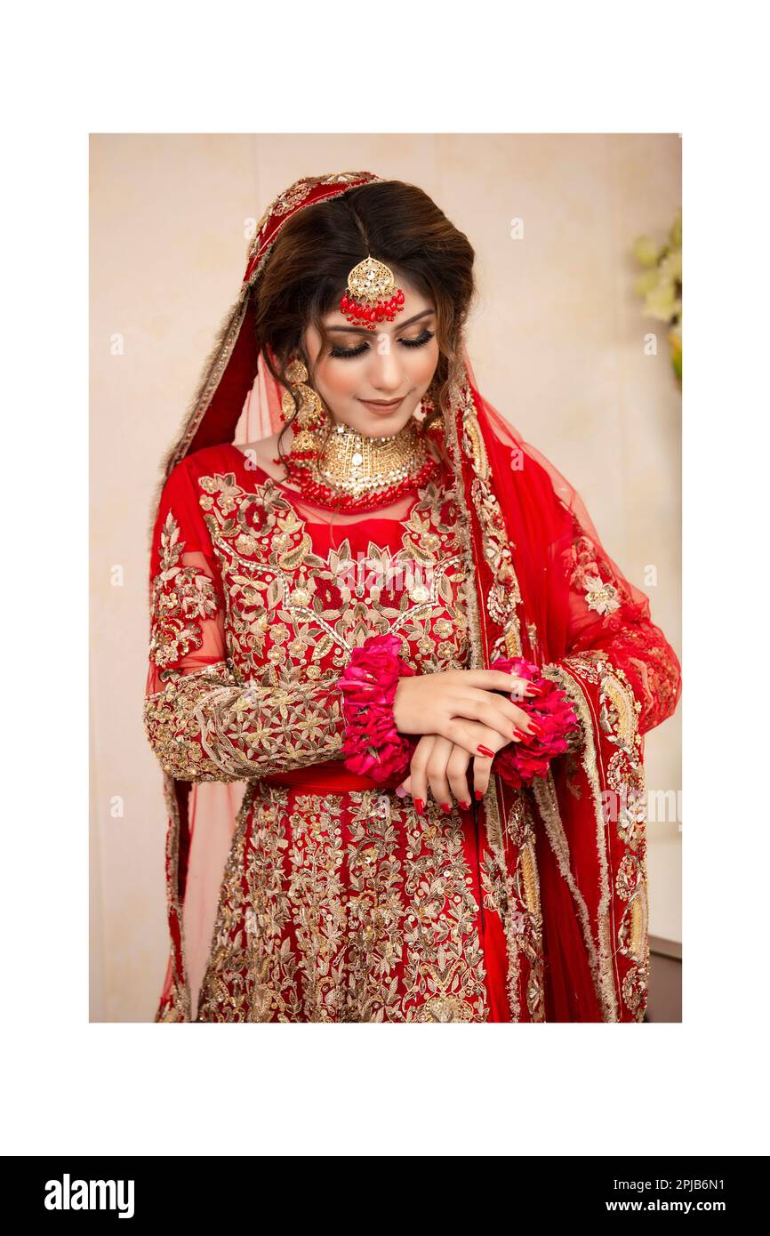 Indian bride dressed in traditional wedding clothes Stock Photo - Alamy