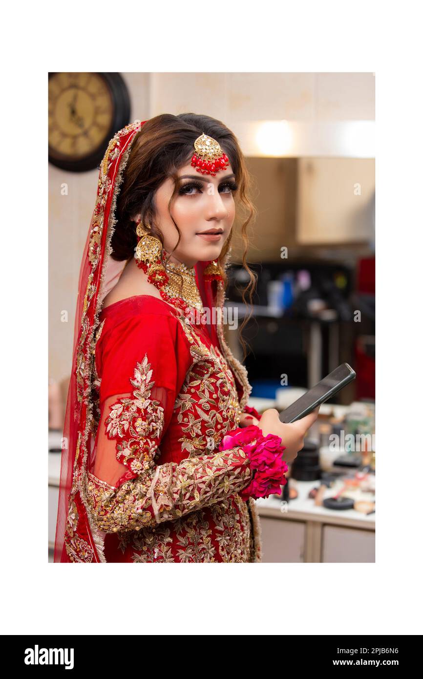 Indian bride dressed in traditional wedding clothes Stock Photo - Alamy