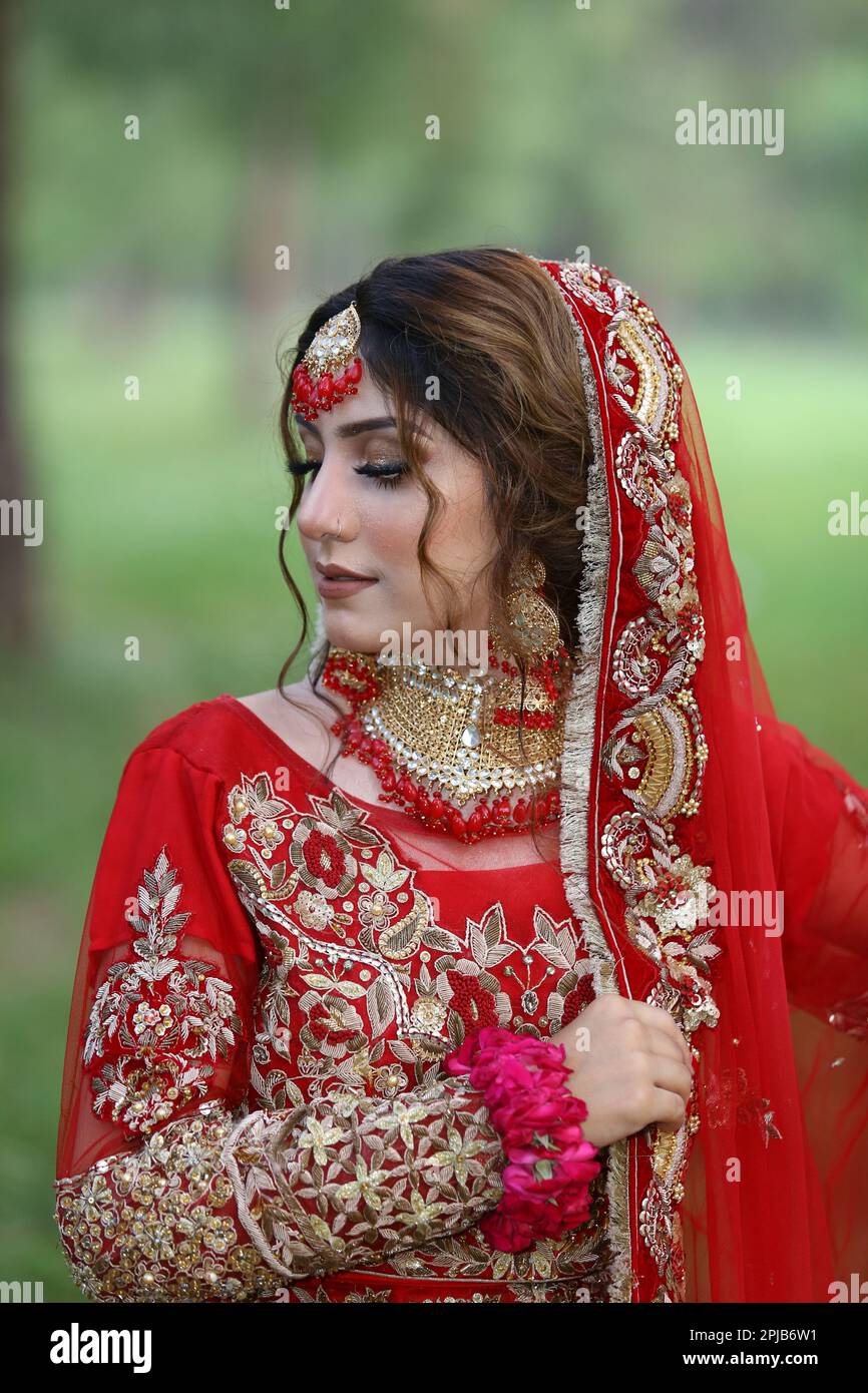 Indian bride dressed in traditional wedding clothes Stock Photo - Alamy